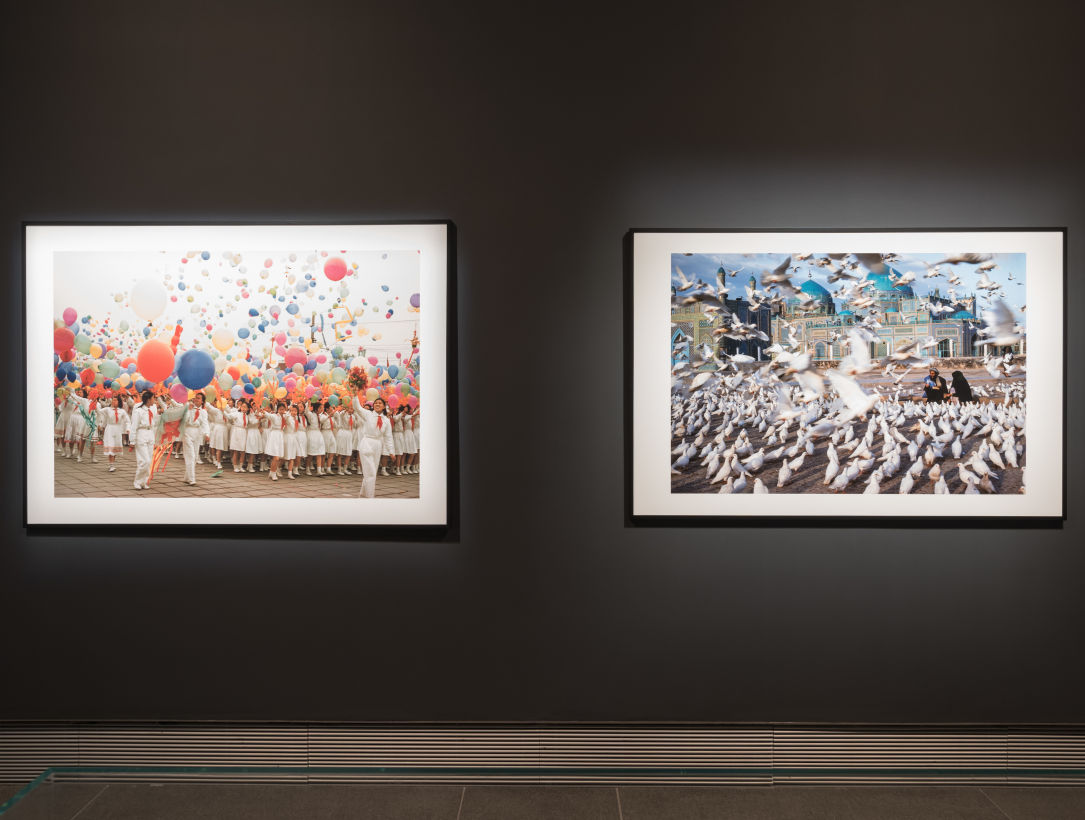 Picturing Asia: The Photography of Brian Brake and Steve McCurry | Te ...